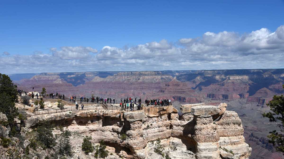 Grand Canyon South Rim hotels close over water crisis
