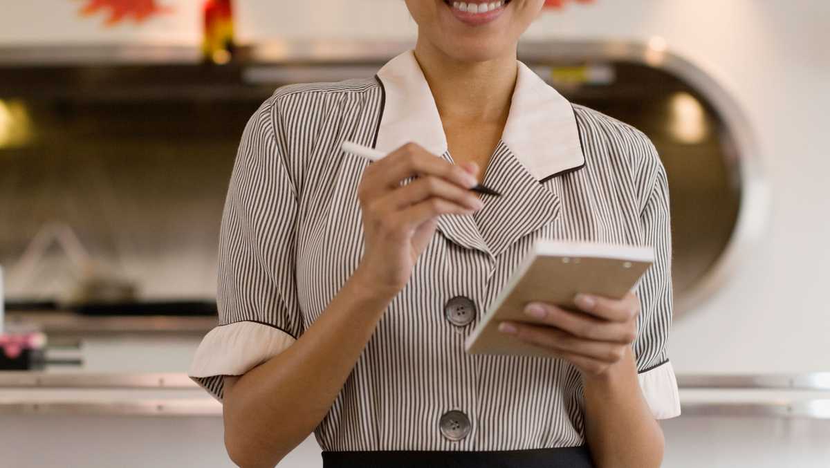 Single-mom waitress gets new year tip of $2,020