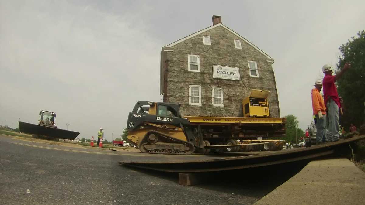 Time-lapse video of 400 ton, 200-year-old house being moved