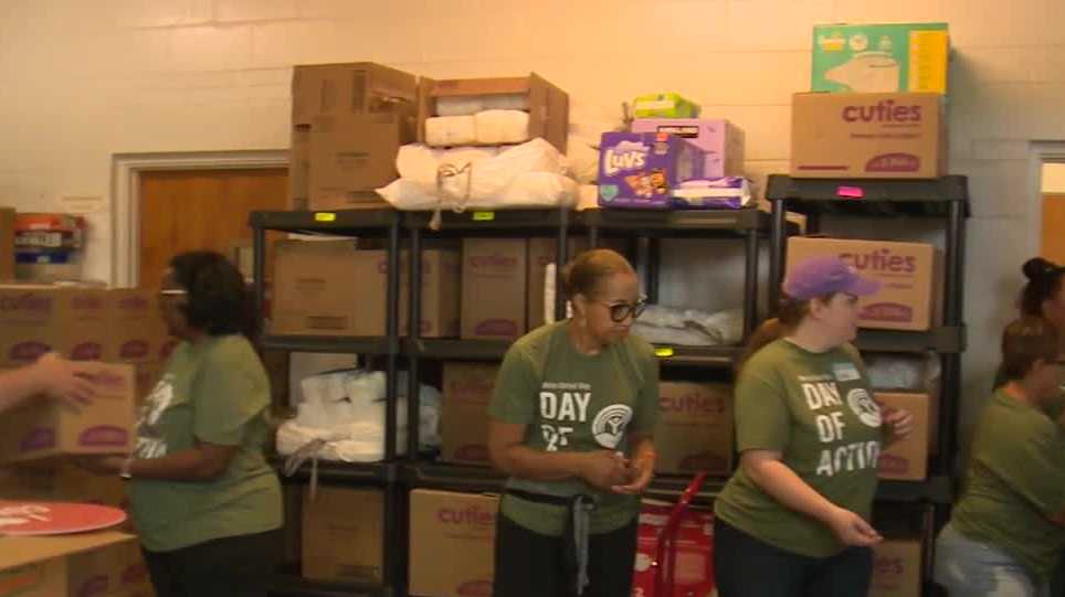 Volunteers join Metro United Way in Louisville taking part in 'Day of ...
