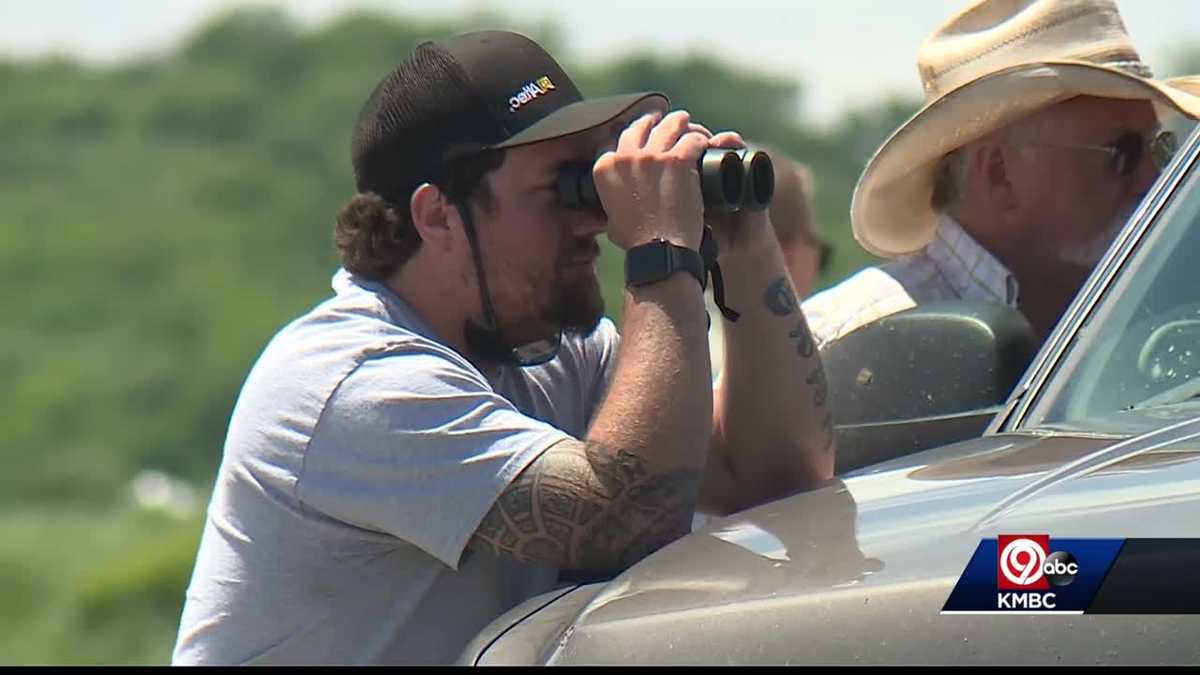 Craig residents forced to evacuate after levee shows crack