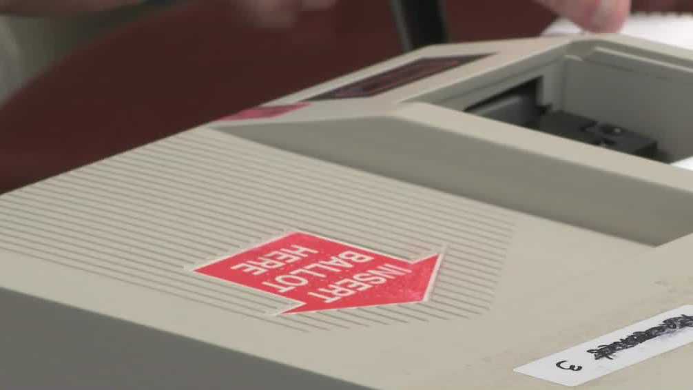 Election officials test ballot-counting machines before NH primary