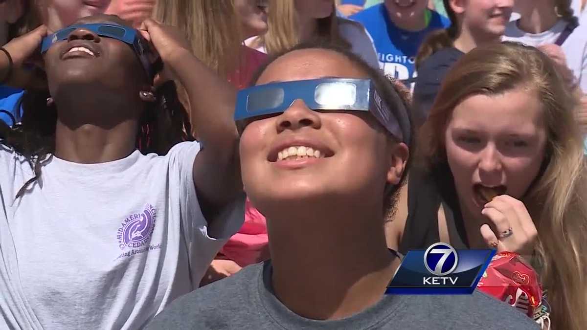 Thousands of teens fill Kearney stadium to view solar eclipse