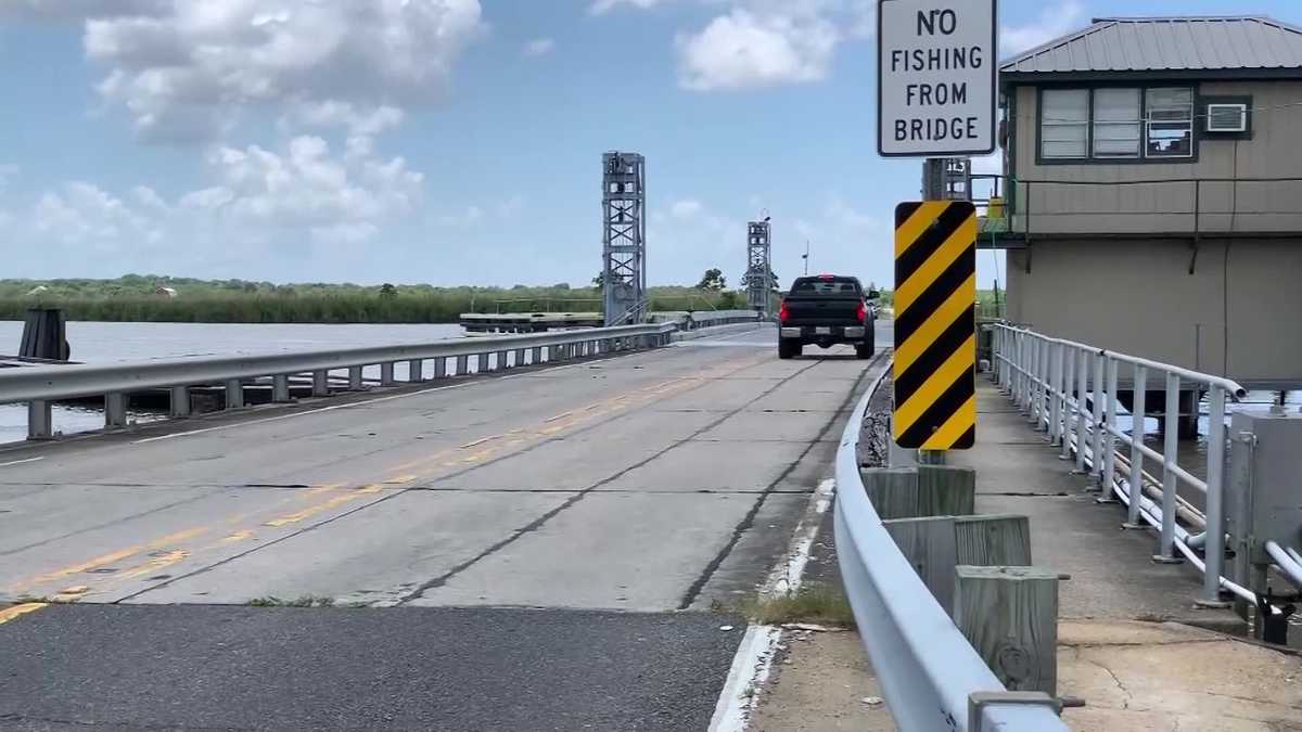 2 men killed after attempting to drive car over opening drawbridge