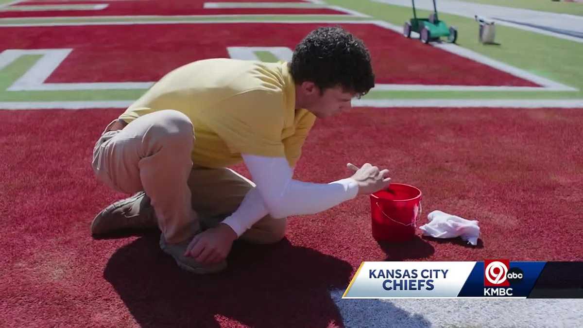 KC actor goes from Chiefs fan to eating Snickers with Andy Reid