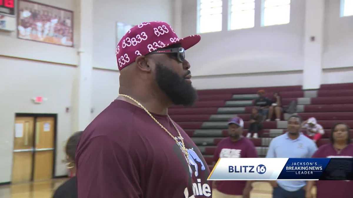 Former NFLer Tommy Kelly takes over Lanier program