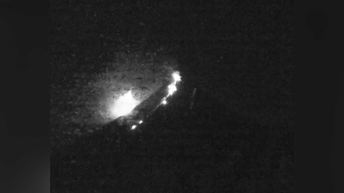 Meteor lights up the sky above an erupting volcano: See video - WJCL