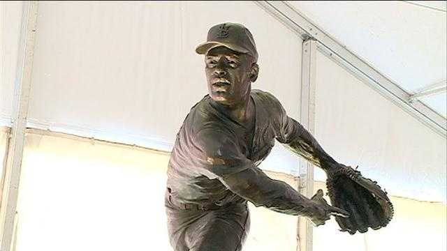 Bob Gibson statue unveiled