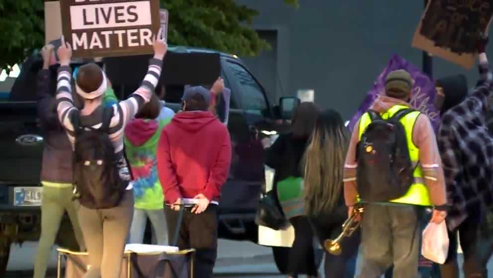 Calls Grow Louder For Firing Of Lmpd Officer Caught On Video Punching