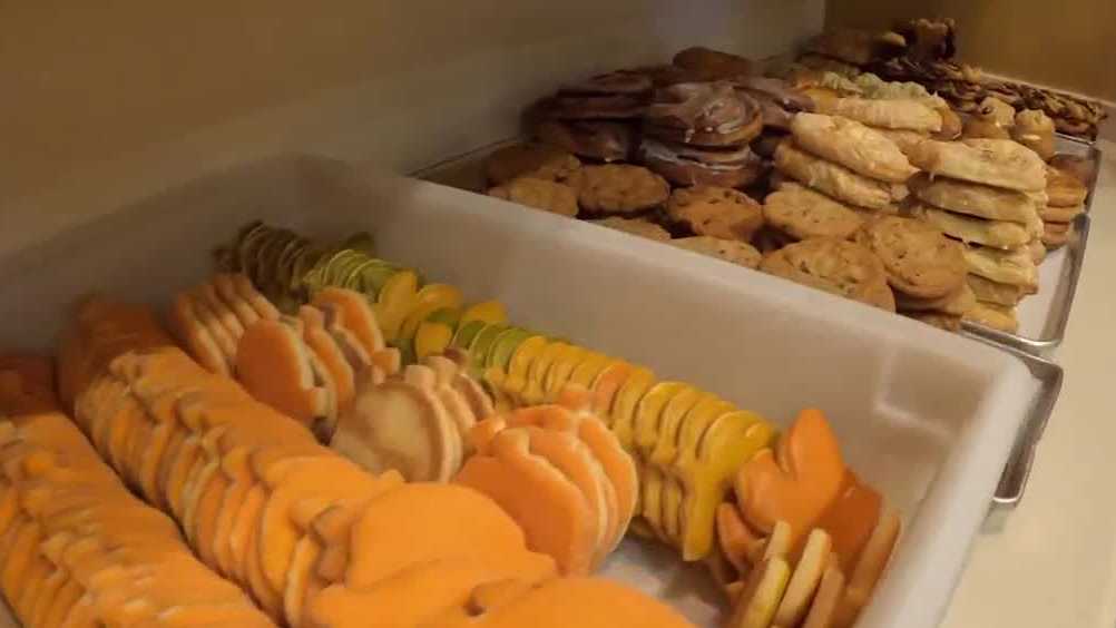 Hundreds line up for Freeport Bakery pre-Thanksgiving Day pie pick-up