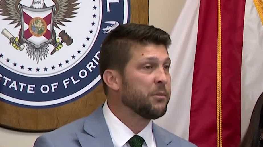 FL attorney general sues DeLand man over Trump yard signs