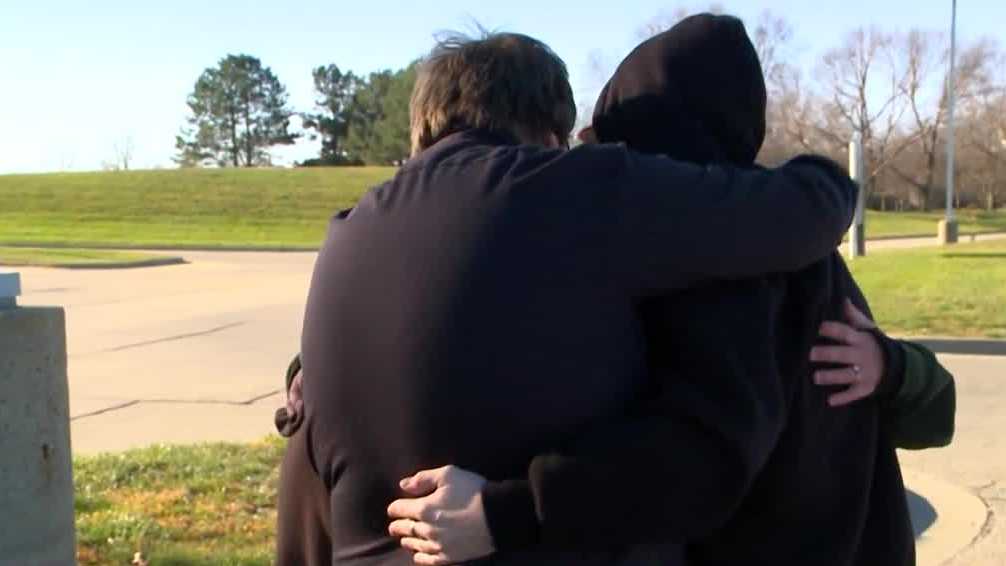 Iowa tow truck drivers form procession for Joshua Villa, driver killed ...