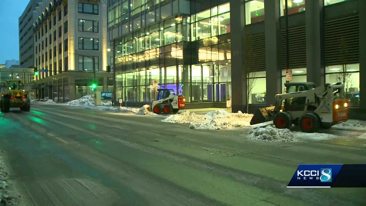 Downtown Des Moines streets cleared out for snow removal effort