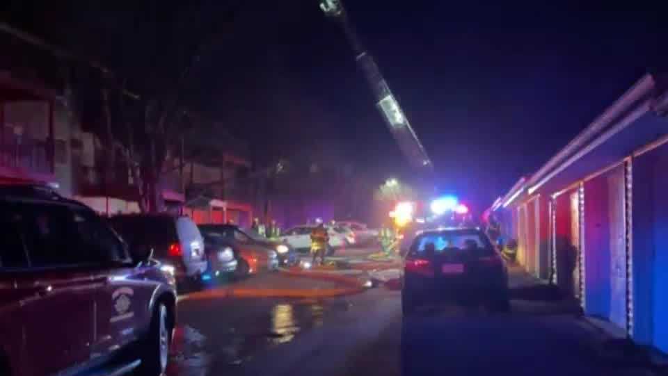 Des Moines, Iowa, fire crews battle overnight apartment blaze