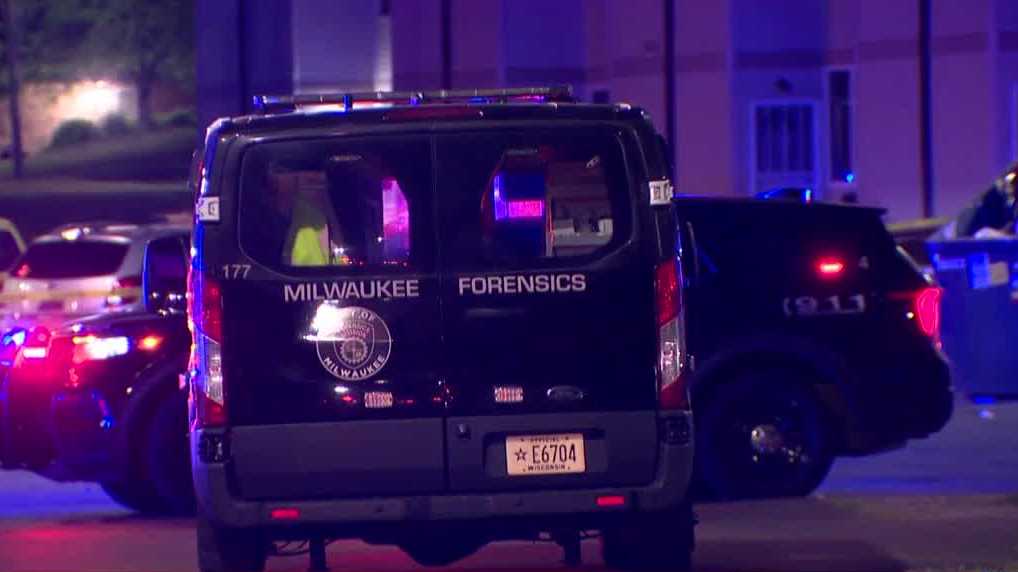 Man shot, killed in Milwaukee apartment parking lot