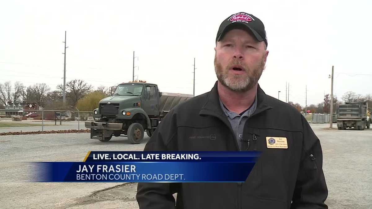 Crews treating roads ahead of winter weather Crews treating roads ahead of winter weather