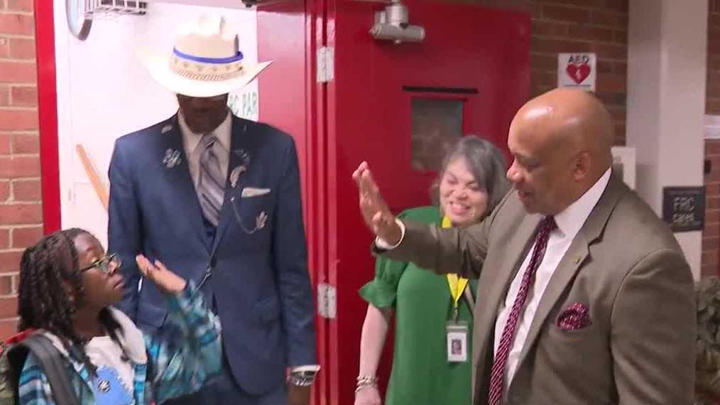 New JCPS superintendent brings energy to the first day of school