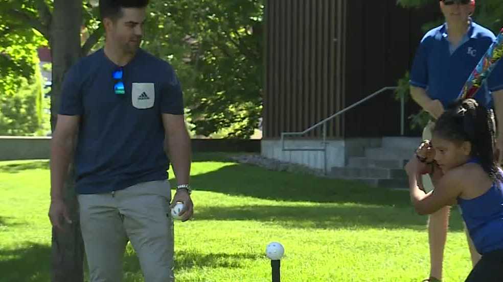 KC Ronald McDonald House gets visit from Royals' Whit Merrifield