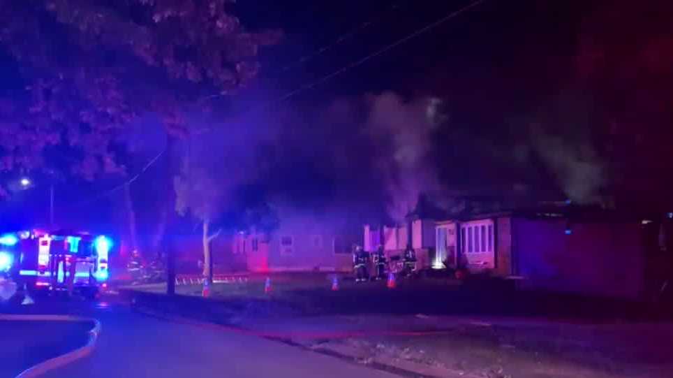 Overnight fire destroys Des Moines home