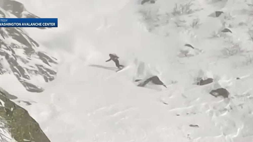 Video captures snowboarder avoiding small avalanche on Mt. Washington