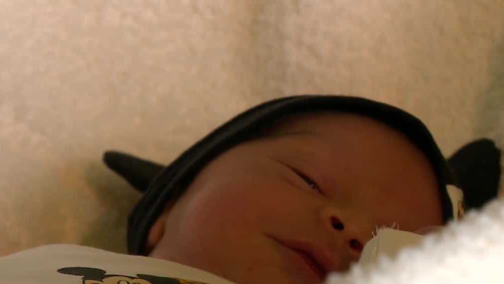 Security guard helps mother who delivered baby in parking lot