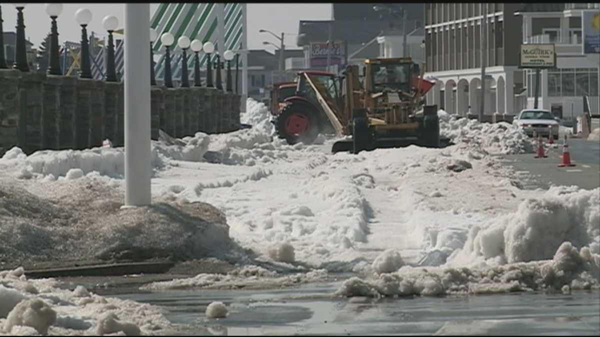 Crews remove snow at Hampton Beach