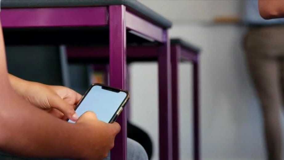 'Get this bill to my desk': Gov. Ivey aims to ban cell phones from public schools