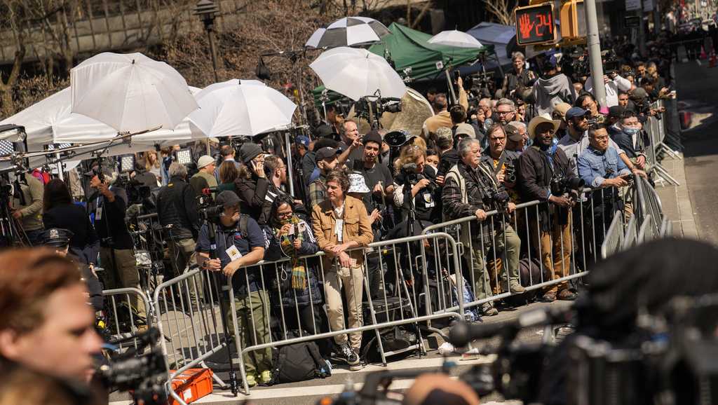 Trump protesters, supporters flood NYC streets outside courthouse