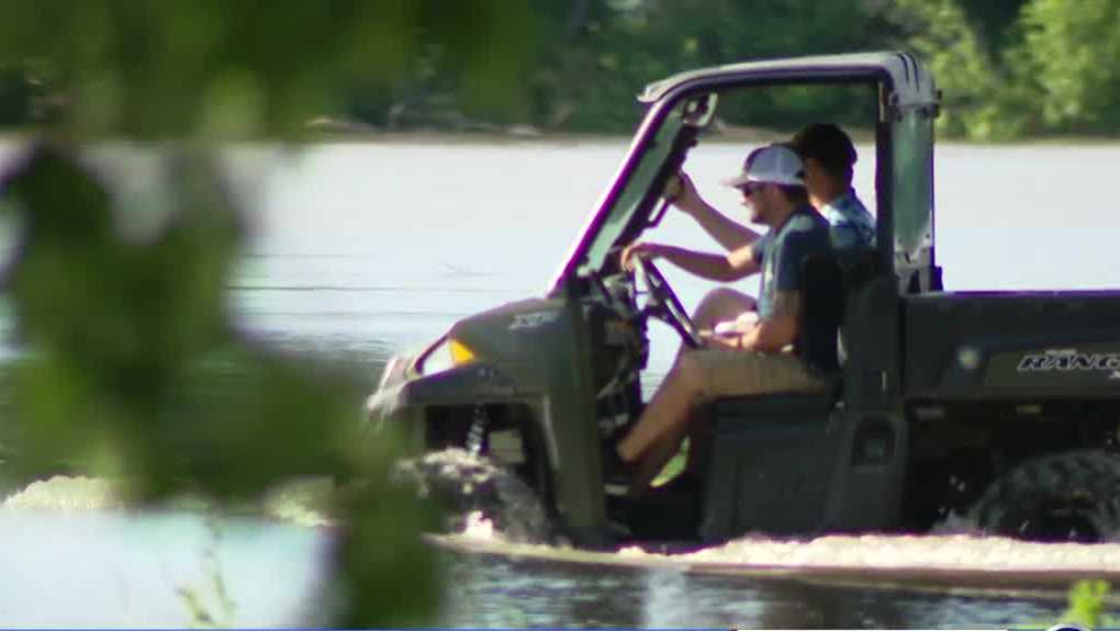 Water fills riverside neighborhood near Rulo, residents make the most of it