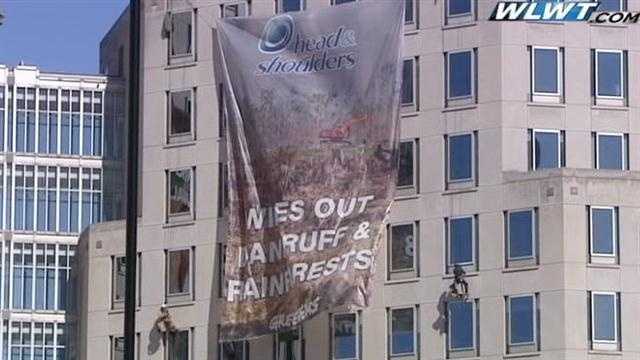 Raw video: Greenpeace activists hang protest banners