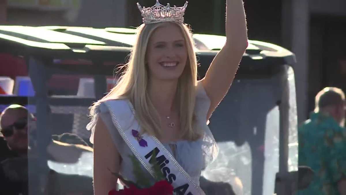 Crowds line up at Miss America homecoming parade