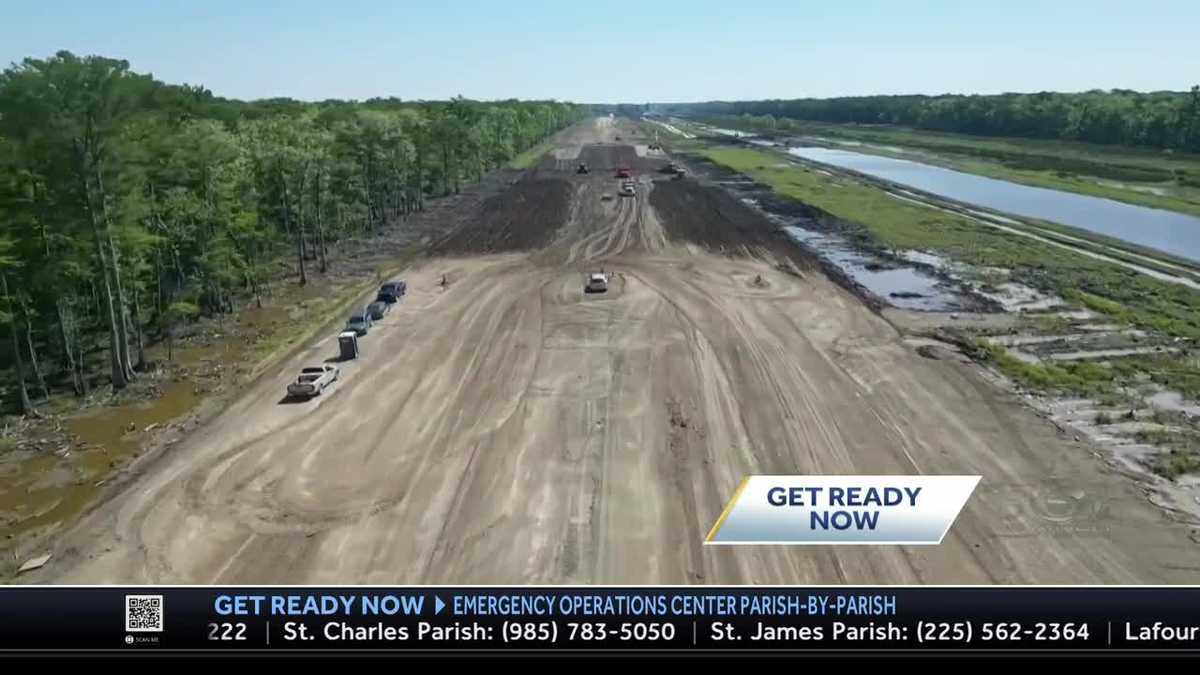 How do the levees work in New Orleans during hurricane season?
