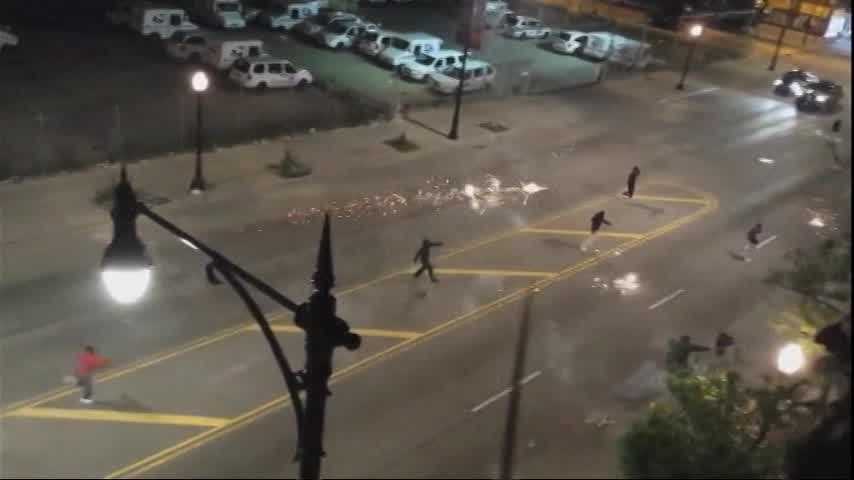 Gang fireworks shootout lights up Chicago street