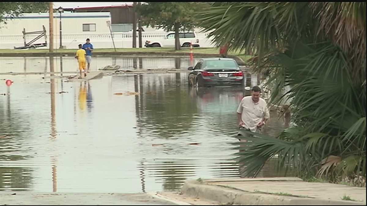 Lakefront residents wake up to extreme flooding Monday morning