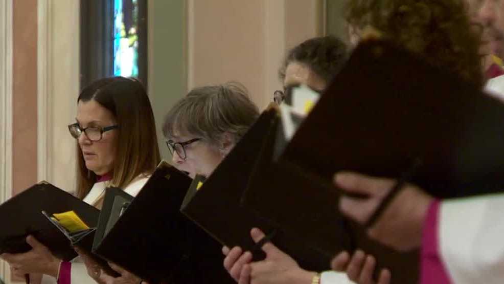 Hundreds gather in Sacramento for Christmas morning mass
