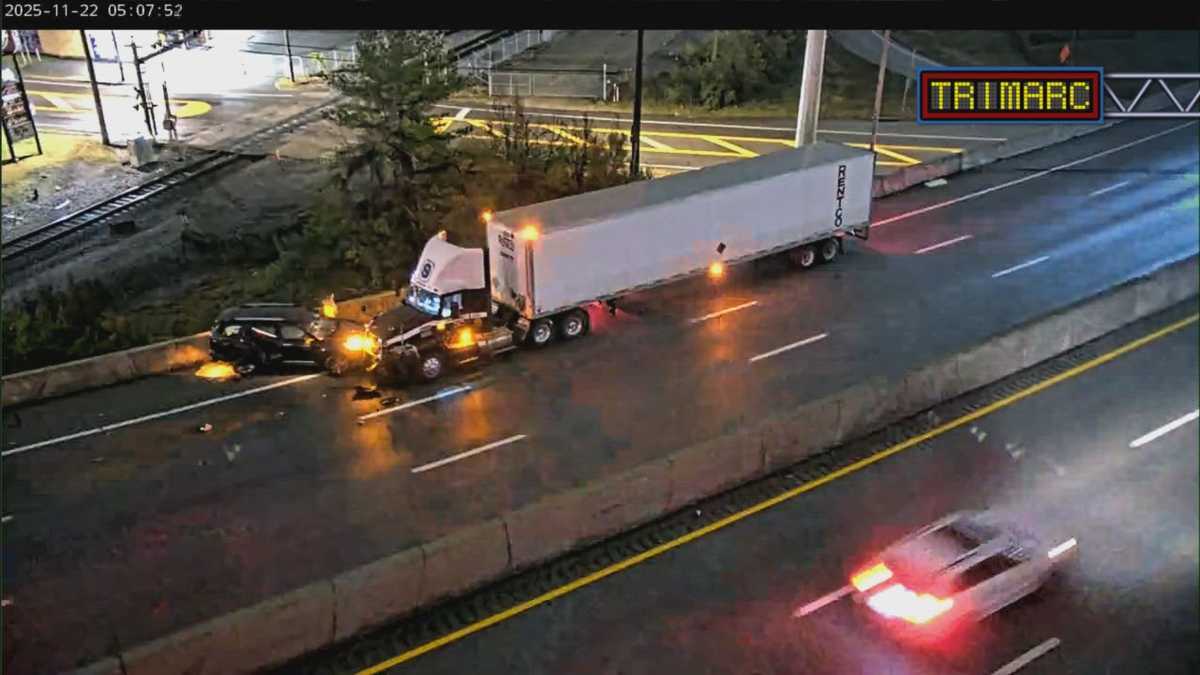 Traffic Alert: Semi and SUV crash on I-65