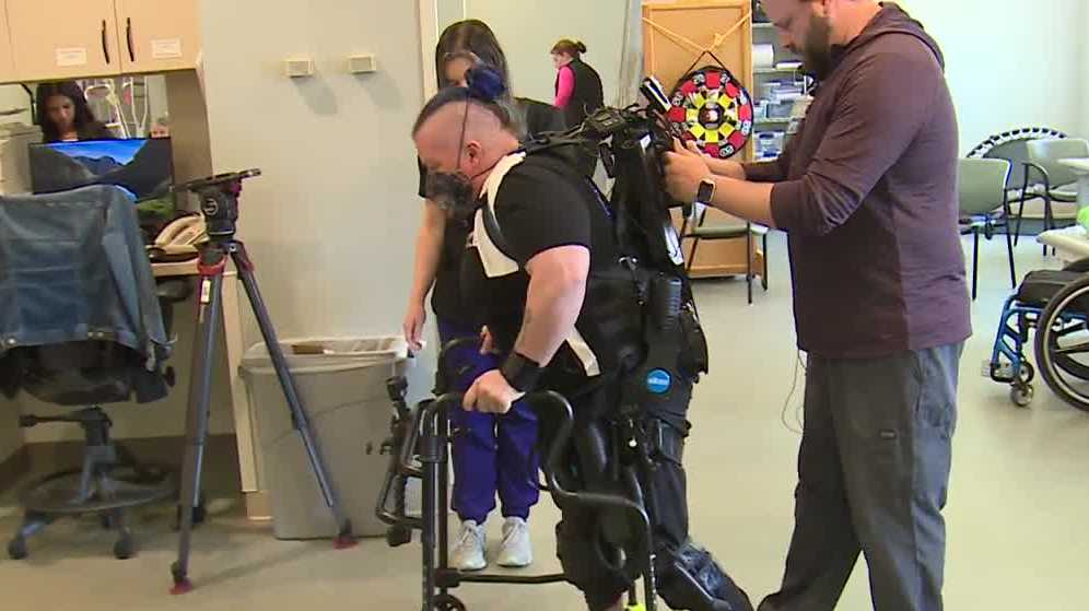 Paralyzed Milwaukee patient takes steps