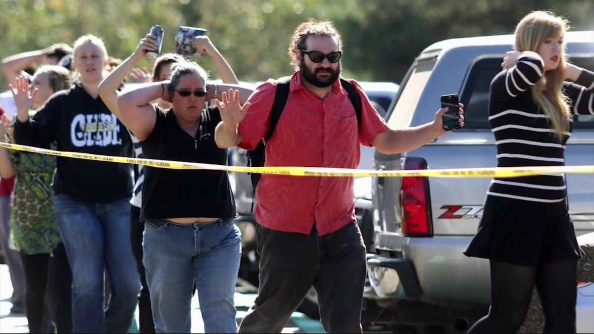 10 killed in mass shooting at Oregon college