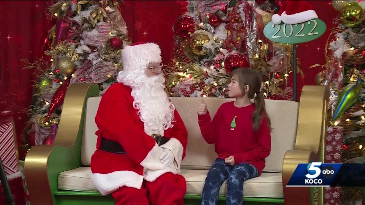 Oklahoma mall features sign language Santa