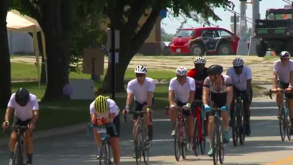 Riders have a hot start to RAGBRAI in western Iowa