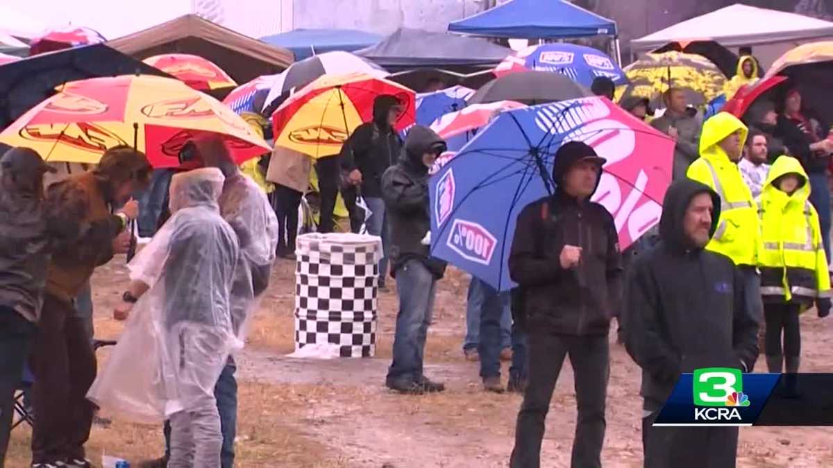 Rainy weather brings element of fun to some weekend events