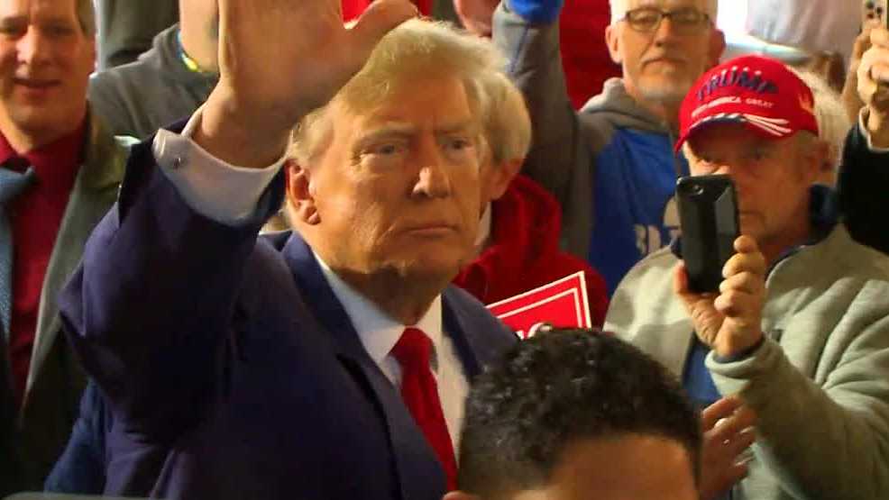 Donald Trump returns to Iowa to encourage caucus turnout