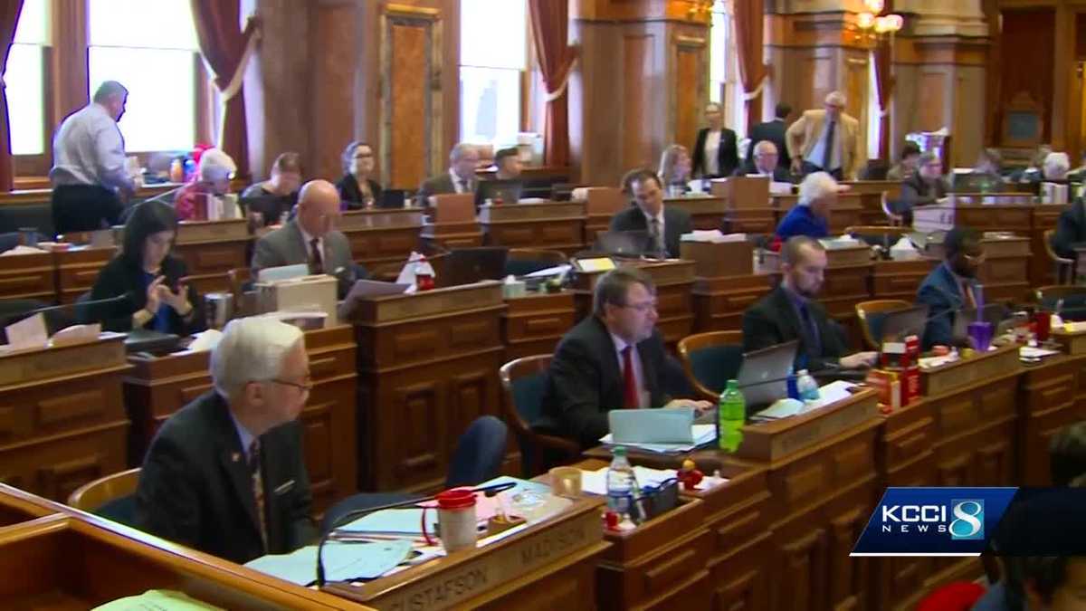 Iowa advances immigration bill banning 'sanctuary cities'