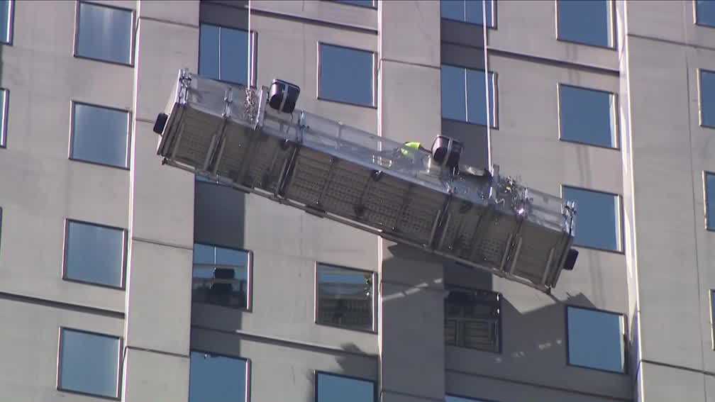 Workers rescued from stuck scaffolding in Downtown Pittsburgh