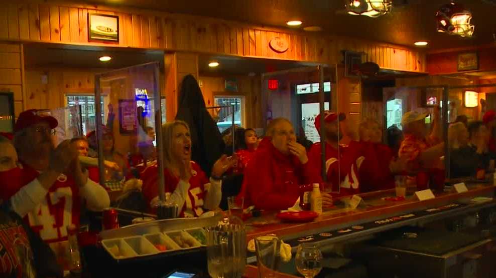 Fans gather at Chiefs bars in Des Moines for Super Bowl