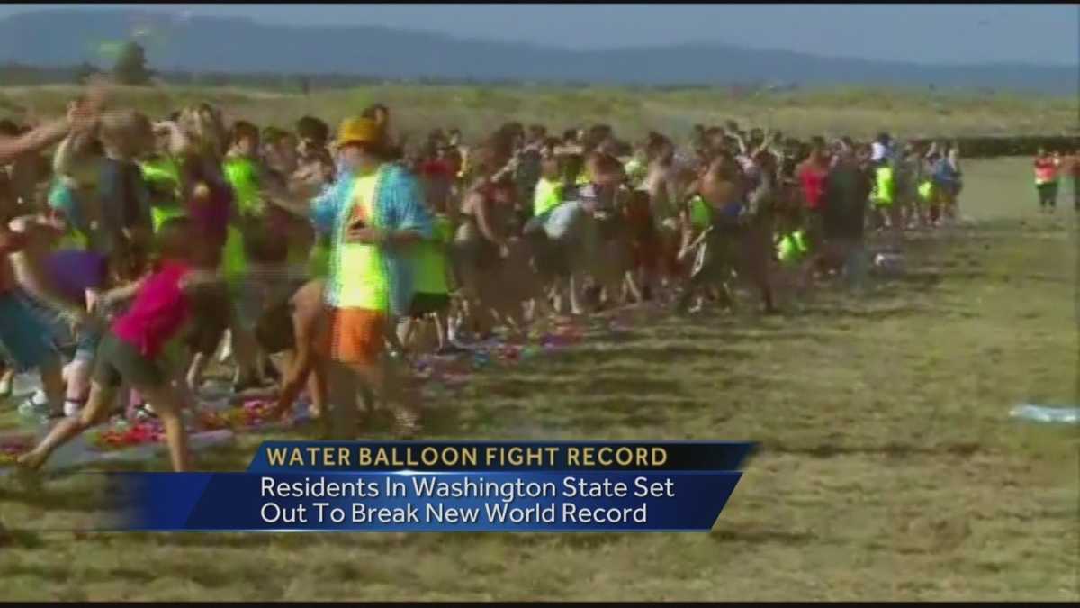 Thousands take aim at water balloon fight world record