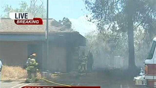 Roseville grass fire spreads to building