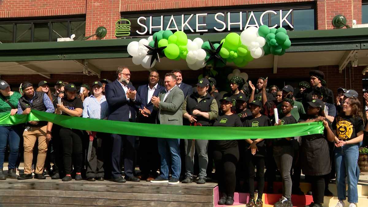 First Shake Shack in Pittsburgh is open