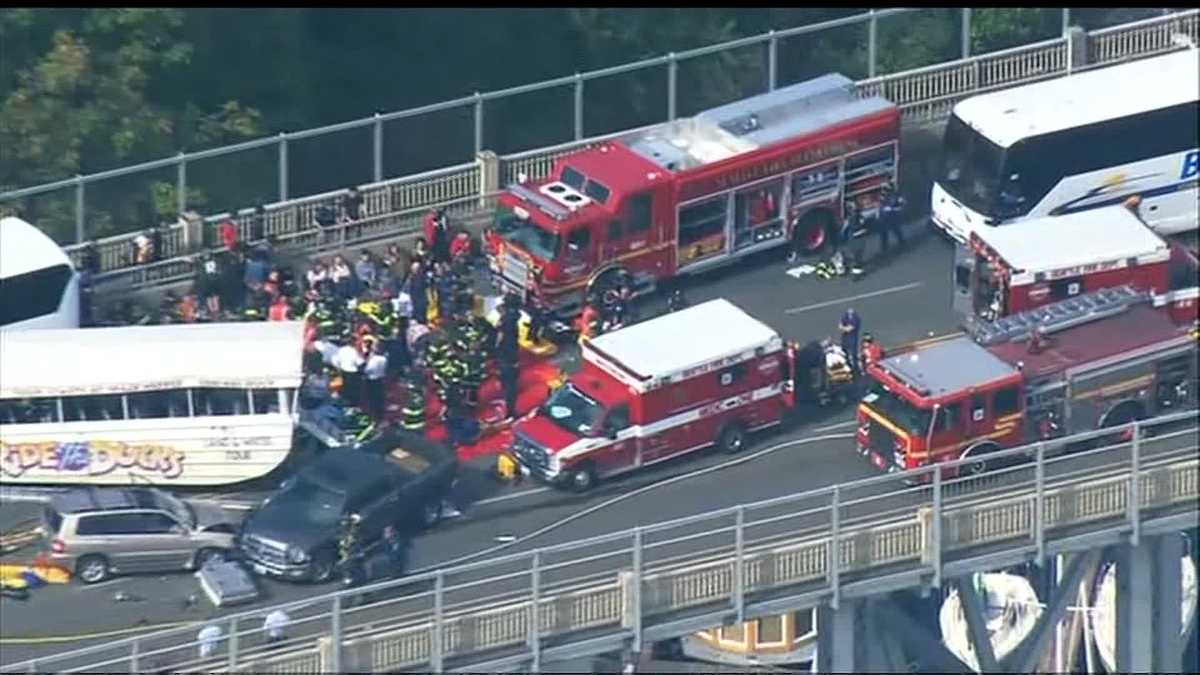 2 dead, many injured after Seattle duck boat crash