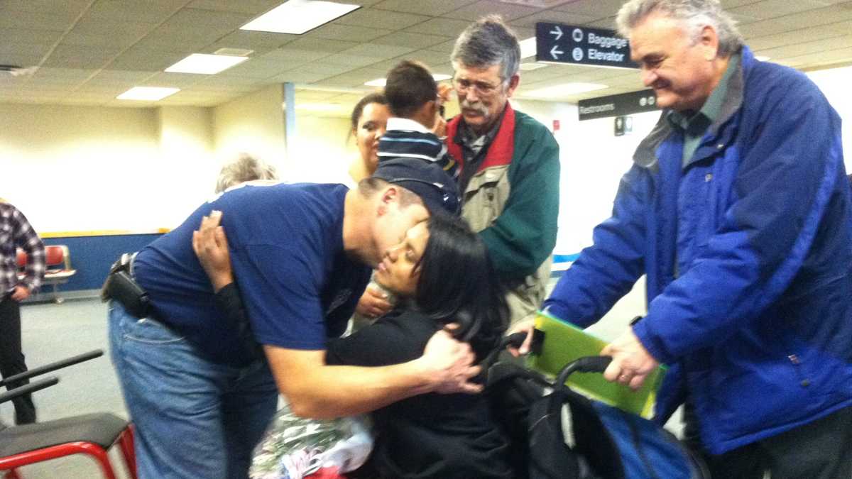 Crowd cheers returning injured soldier